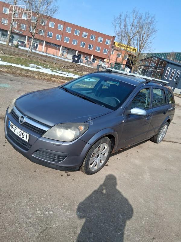 Grey Opel Astra 2006 in Siauliai, with an engine capacity of 1.90 L and mileage of 370 thousand km for 800 €, photo 2 on AUTOMOTO.COM.LV