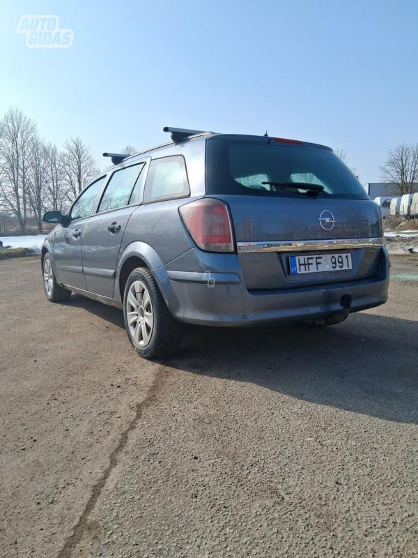 Grey Opel Astra 2006 in Siauliai, with an engine capacity of 1.90 L and mileage of 370 thousand km for 800 €, photo 3 on AUTOMOTO.COM.LV