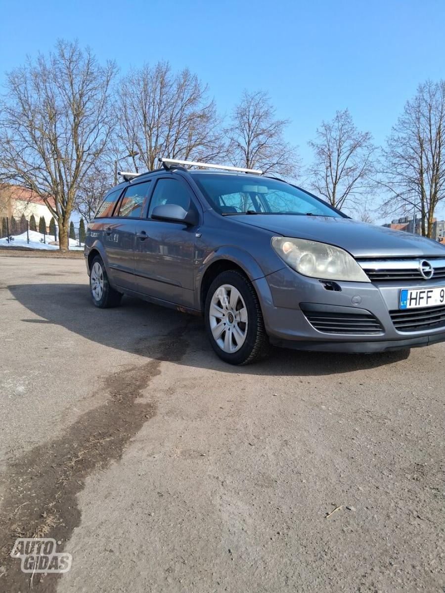 Grey Opel Astra 2006 in Siauliai, with an engine capacity of 1.90 L and mileage of 370 thousand km for 800 €, photo 5 on AUTOMOTO.COM.LV
