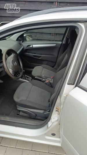Grey Opel Astra 2006 in Telschi, with an engine capacity of 1.60 L and mileage of 255 thousand km for 1500 €, photo 14 on AUTOMOTO.COM.LV