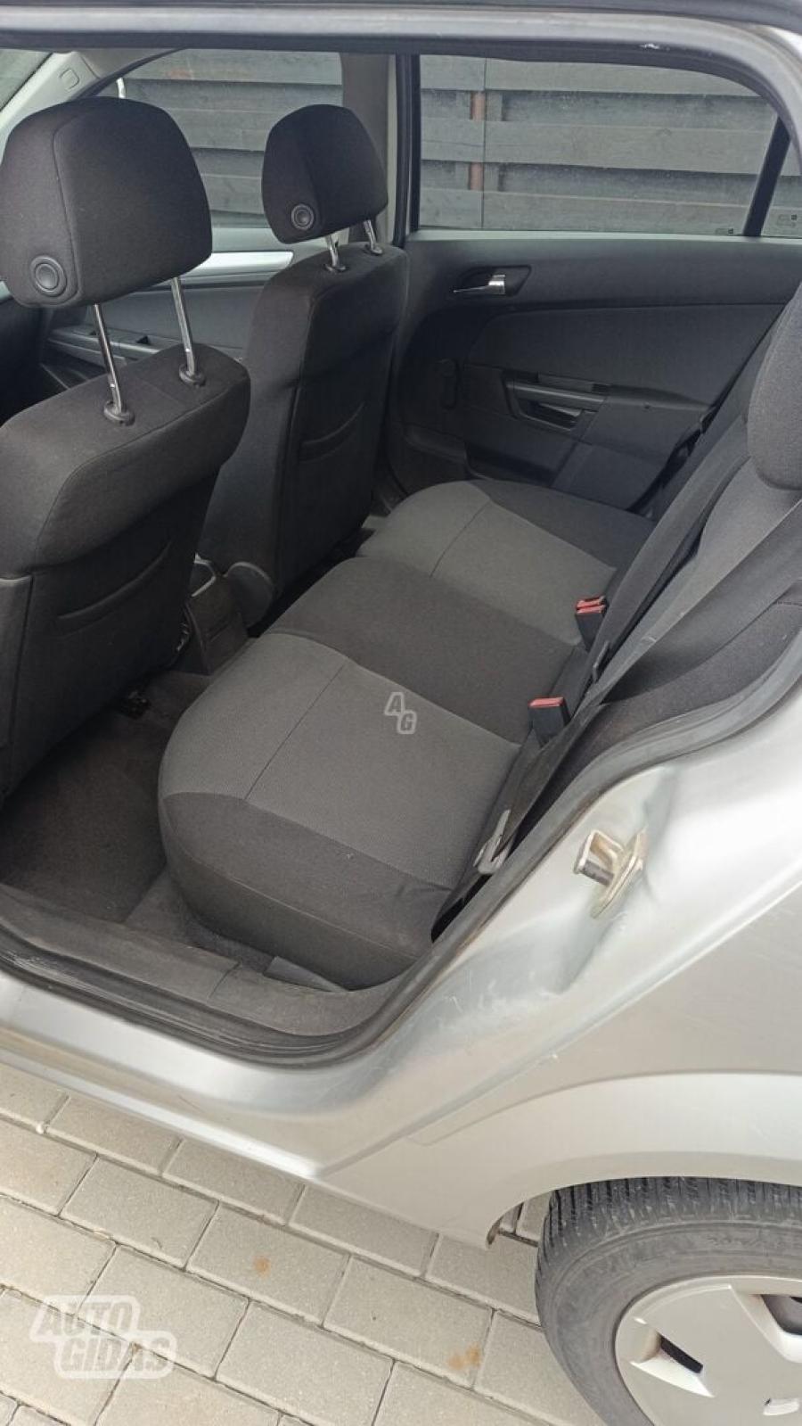 Grey Opel Astra 2006 in Telschi, with an engine capacity of 1.60 L and mileage of 255 thousand km for 1500 €, photo 15 on AUTOMOTO.COM.LV