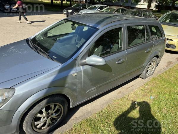 Grey Opel Astra 2006 in Riga, with an engine capacity of 1.60 L and mileage of 287 thousand km for 800 €, photo 2 on AUTOMOTO.COM.LV