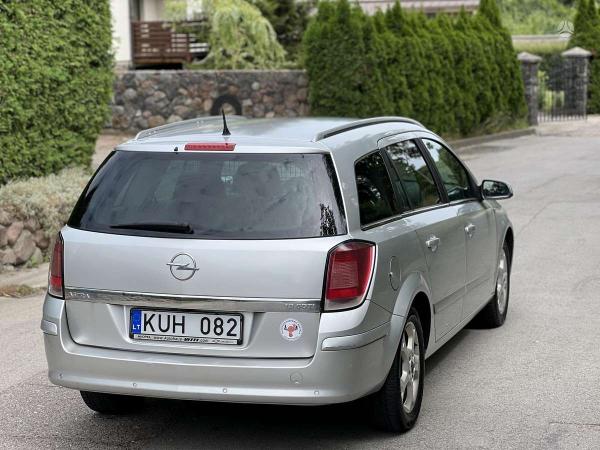 Grey Opel Astra 2006 in Klaipeda, with an engine capacity of 1.91 L and mileage of 319 thousand km for 850 €, photo 4 on AUTOMOTO.COM.LV