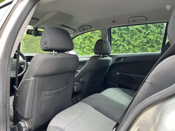 Grey Opel Astra 2006 in Klaipeda, with an engine capacity of 1.91 L and mileage of 319 thousand km for 850 €, photo 8 on AUTOMOTO.COM.LV