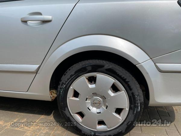 Grey Opel Astra 2006 in Tallinn, with an engine capacity of 1.60 L and mileage of 175 thousand km for 1950 €, photo 9 on AUTOMOTO.COM.LV