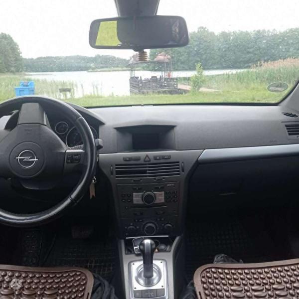 Grey Opel Astra 2006 in Trakai, with an engine capacity of 1.60 L and mileage of 280 thousand km for 1900 €, photo 2 on AUTOMOTO.COM.LV