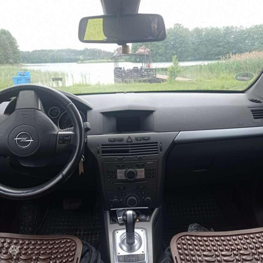 Grey Opel Astra 2006 in Trakai, with an engine capacity of 1.60 L and mileage of 280 thousand km for 1900 €, photo 3 on AUTOMOTO.COM.LV