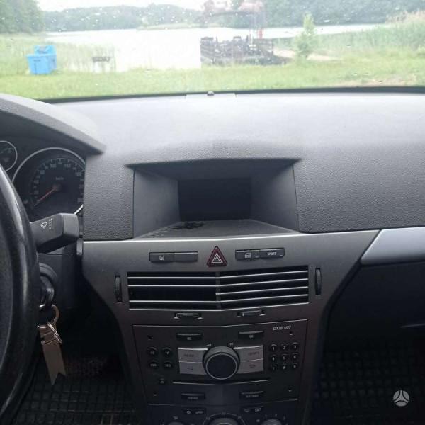 Grey Opel Astra 2006 in Trakai, with an engine capacity of 1.60 L and mileage of 280 thousand km for 1900 €, photo 3 on AUTOMOTO.COM.LV