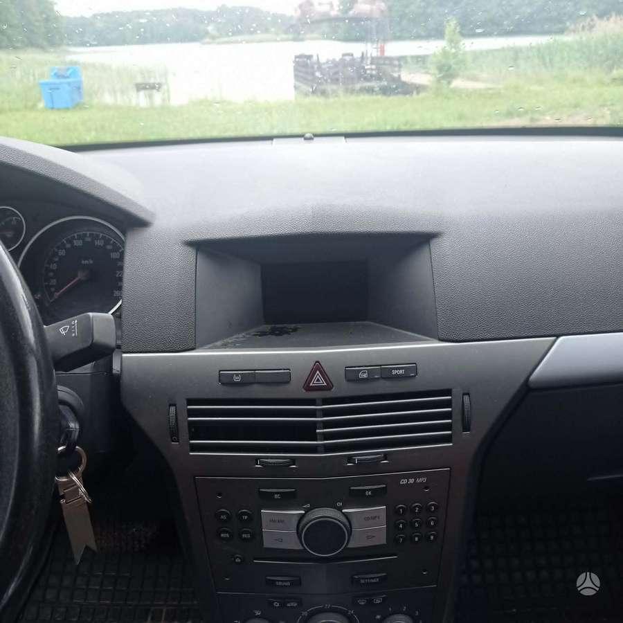 Grey Opel Astra 2006 in Trakai, with an engine capacity of 1.60 L and mileage of 280 thousand km for 1900 €, photo 4 on AUTOMOTO.COM.LV