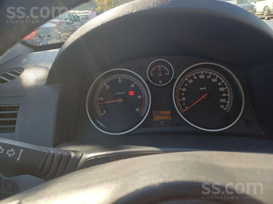 Grey Opel Astra 2006 in Daugavpils, with an engine capacity of 1.90 L and mileage of 334 thousand km for 1500 €, photo 5 on AUTOMOTO.COM.LV
