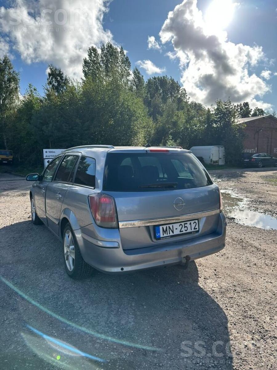 Grey Opel Astra 2006 in Liepaja, with an engine capacity of 1.90 L and mileage of 320 thousand km for 1100 €, photo 4 on AUTOMOTO.COM.LV