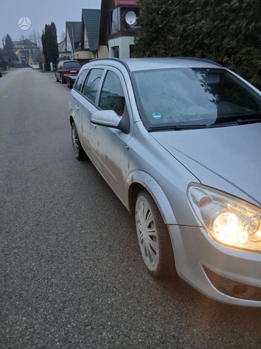 Grey Opel Astra 2007 in Rokiskis, with an engine capacity of 1.91 L and mileage of 287 thousand km for 465 €, photo 2 on AUTOMOTO.COM.LV