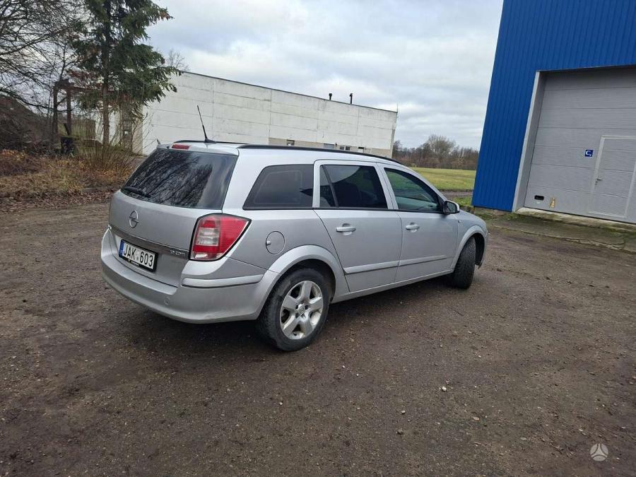 Grey Opel Astra 2007 in Marijampole, with an engine capacity of 1.90 L and mileage of 275 thousand km for 1000 €, photo 4 on AUTOMOTO.COM.LV