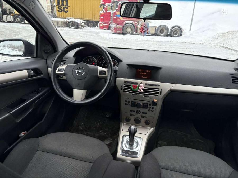 Grey Opel Astra 2007 in Vilnius, with an engine capacity of 1.60 L and mileage of 242 thousand km for 1200 €, photo 10 on AUTOMOTO.COM.LV