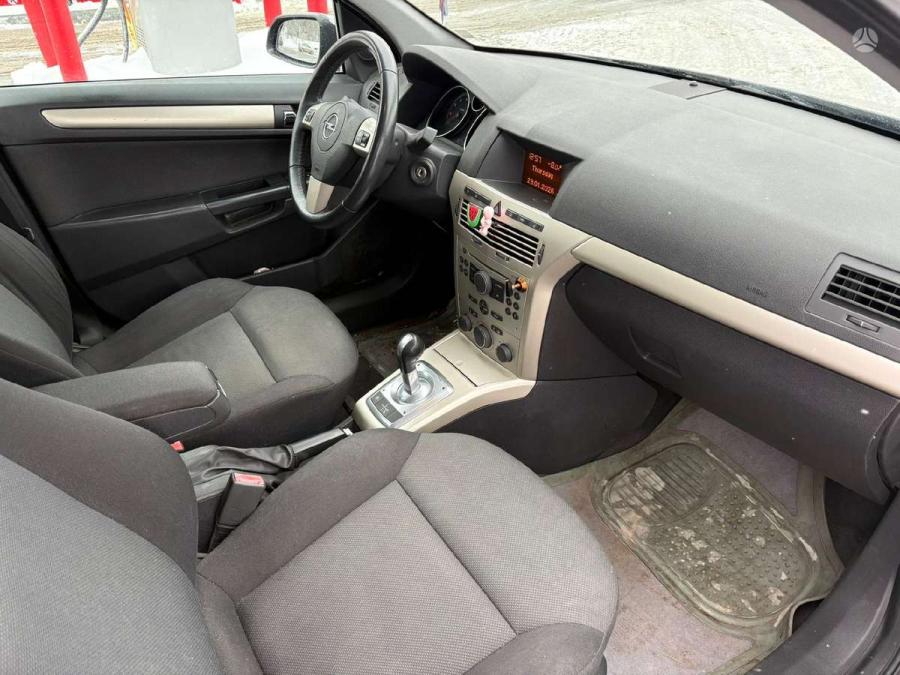 Grey Opel Astra 2007 in Vilnius, with an engine capacity of 1.60 L and mileage of 242 thousand km for 1200 €, photo 11 on AUTOMOTO.COM.LV