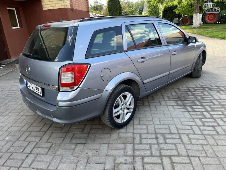 Grey Opel Astra 2007 in Siauliai, with an engine capacity of 1.70 L and mileage of 302 thousand km for 1300 €, photo 3 on AUTOMOTO.COM.LV
