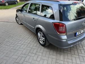 Grey Opel Astra 2007 in Siauliai, with an engine capacity of 1.70 L and mileage of 302 thousand km for 1300 €, photo 7 on AUTOMOTO.COM.LV