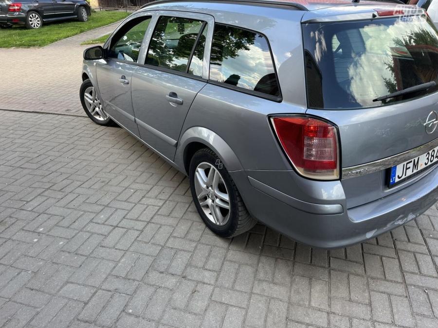 Grey Opel Astra 2007 in Siauliai, with an engine capacity of 1.70 L and mileage of 302 thousand km for 1300 €, photo 7 on AUTOMOTO.COM.LV