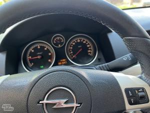 Grey Opel Astra 2007 in Siauliai, with an engine capacity of 1.70 L and mileage of 302 thousand km for 1300 €, photo 8 on AUTOMOTO.COM.LV
