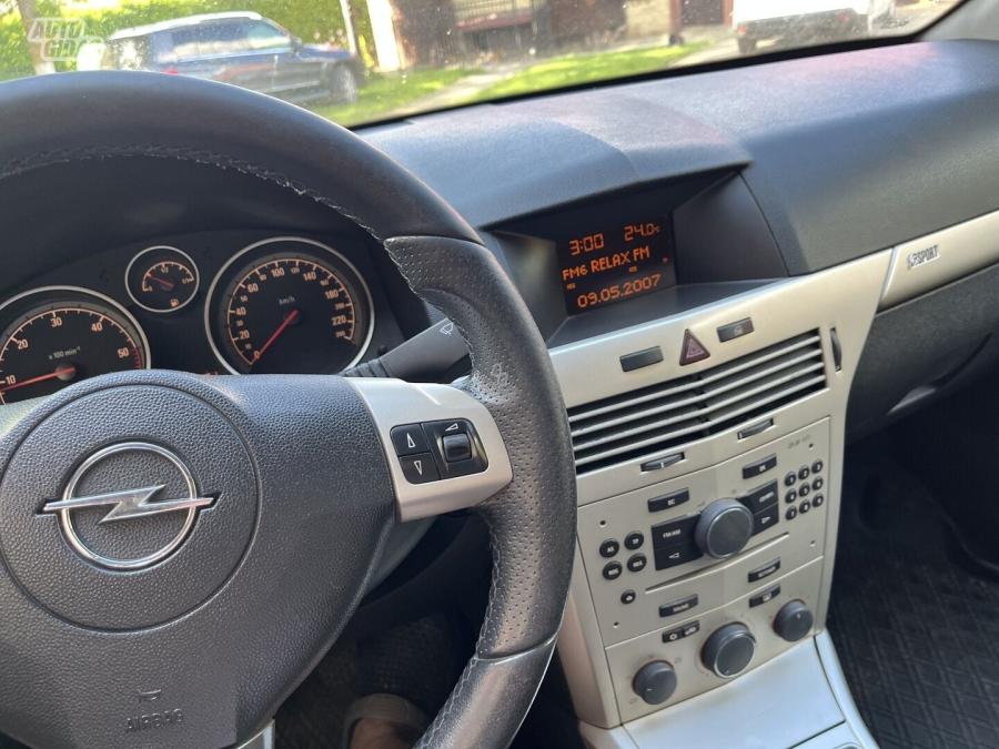 Grey Opel Astra 2007 in Siauliai, with an engine capacity of 1.70 L and mileage of 302 thousand km for 1300 €, photo 9 on AUTOMOTO.COM.LV