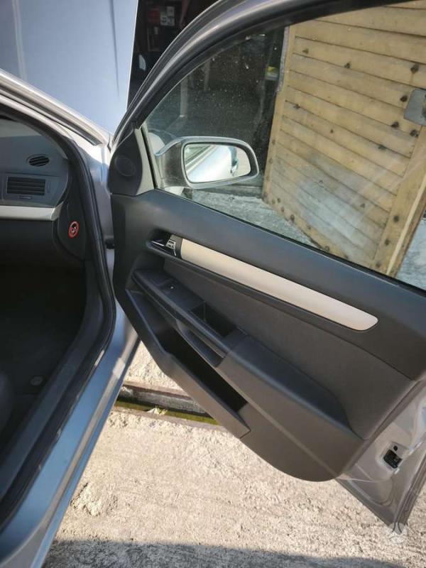 Grey Opel Astra 2007 in Kaunas, with an engine capacity of 1.60 L and mileage of 175 thousand km for 650 €, photo 8 on AUTOMOTO.COM.LV