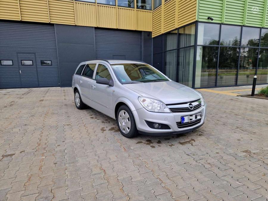 Grey Opel Astra 2007 in Vilnius, with an engine capacity of 1.60 L and mileage of 283 thousand km for 1499 €, photo 3 on AUTOMOTO.COM.LV