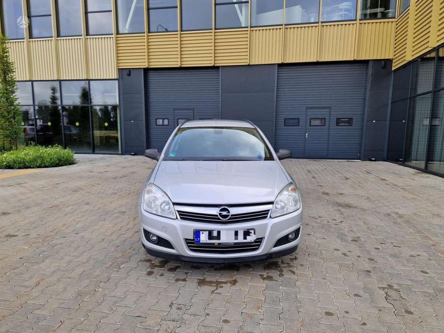 Grey Opel Astra 2007 in Vilnius, with an engine capacity of 1.60 L and mileage of 283 thousand km for 1499 €, photo 4 on AUTOMOTO.COM.LV