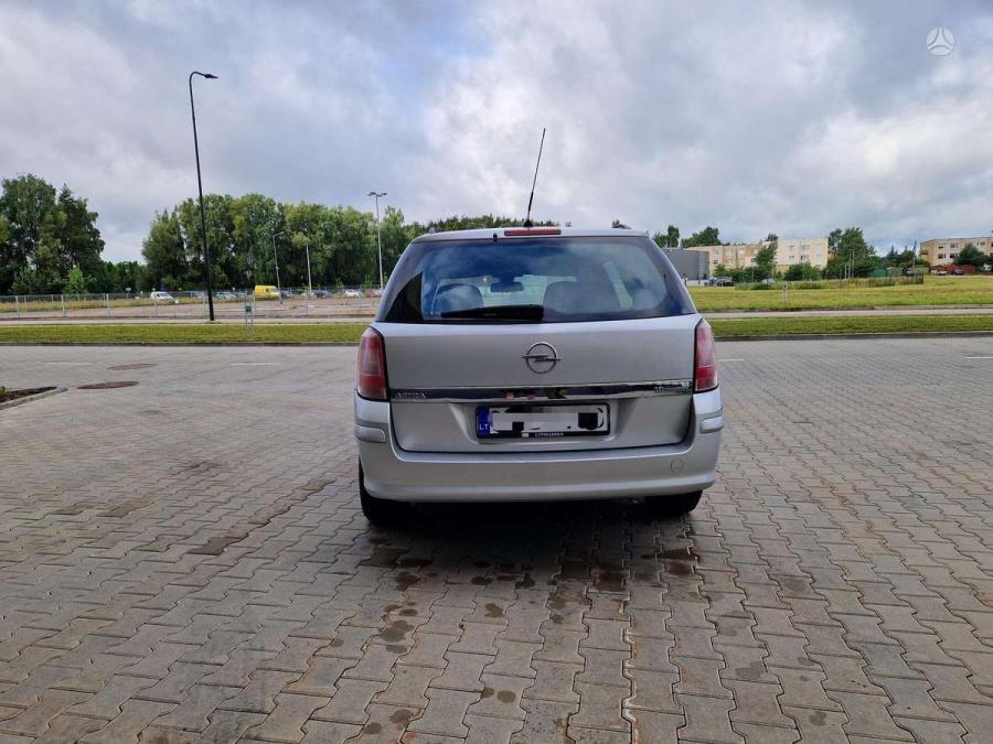 Grey Opel Astra 2007 in Vilnius, with an engine capacity of 1.60 L and mileage of 283 thousand km for 1499 €, photo 7 on AUTOMOTO.COM.LV