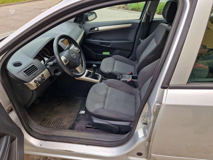 Grey Opel Astra 2007 in Vilnius, with an engine capacity of 1.60 L and mileage of 283 thousand km for 1499 €, photo 10 on AUTOMOTO.COM.LV
