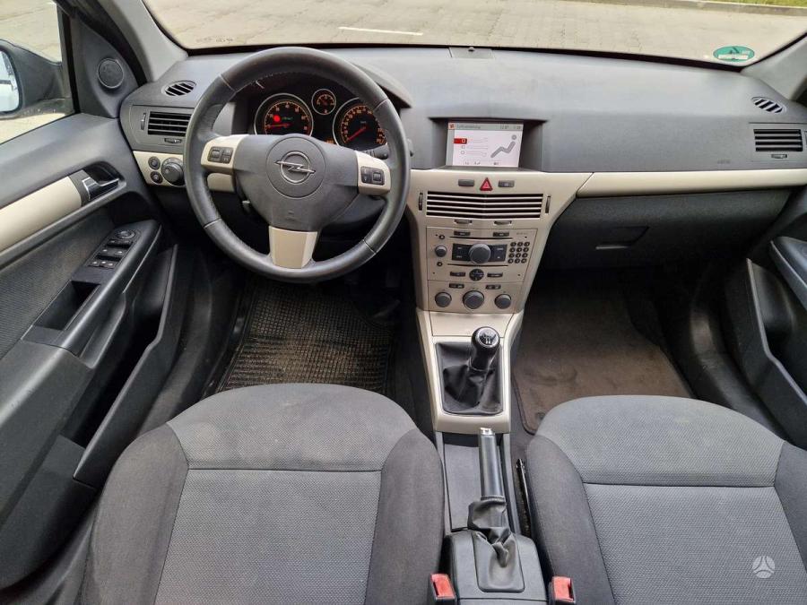 Grey Opel Astra 2007 in Vilnius, with an engine capacity of 1.60 L and mileage of 283 thousand km for 1499 €, photo 12 on AUTOMOTO.COM.LV