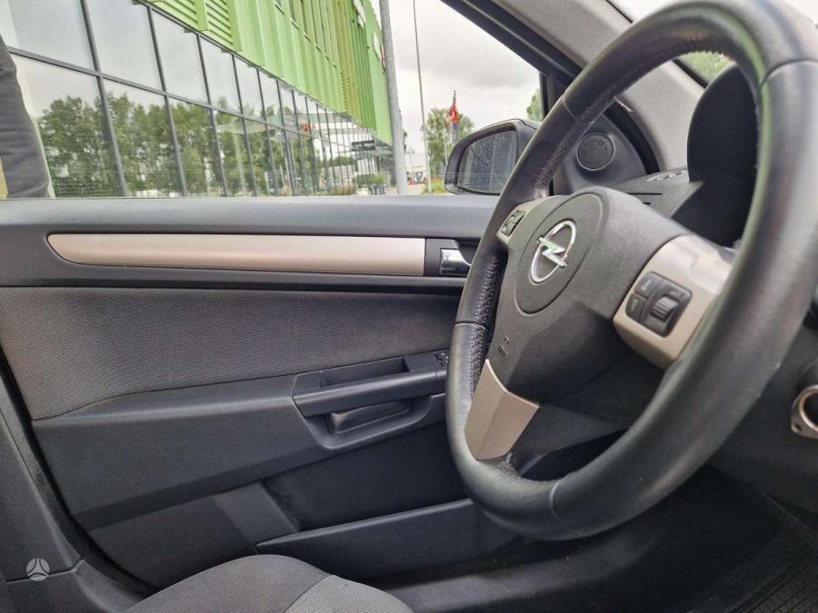 Grey Opel Astra 2007 in Vilnius, with an engine capacity of 1.60 L and mileage of 283 thousand km for 1499 €, photo 13 on AUTOMOTO.COM.LV