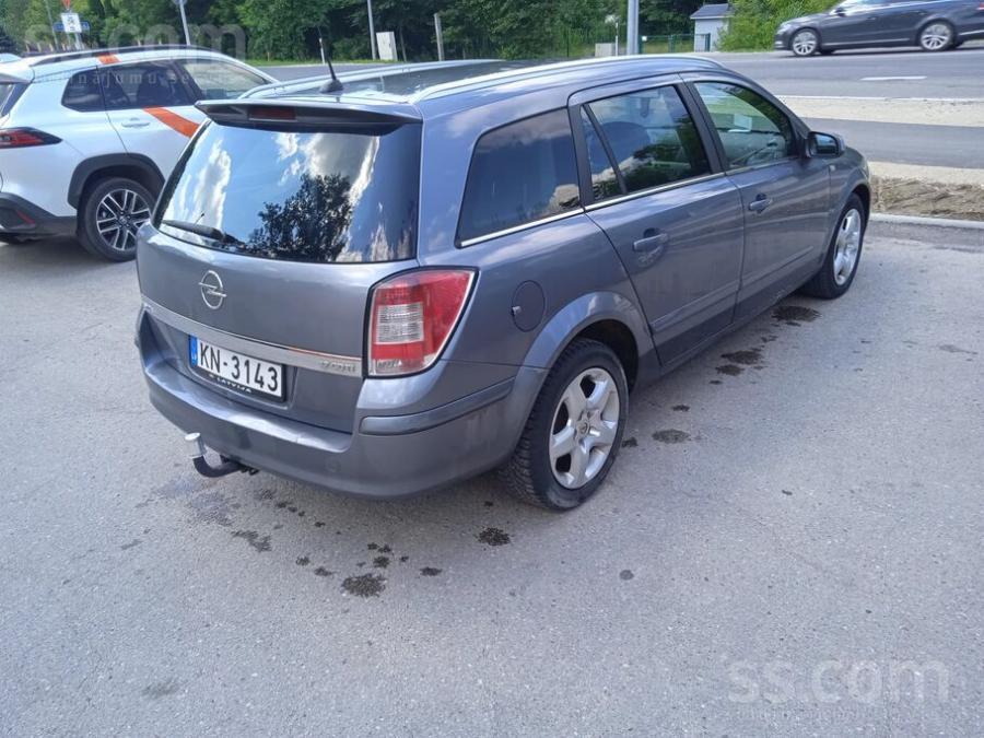 Grey Opel Astra 2007 in Daugavpils, with an engine capacity of 1.70 L and mileage of 371 thousand km for 1050 €, photo 4 on AUTOMOTO.COM.LV