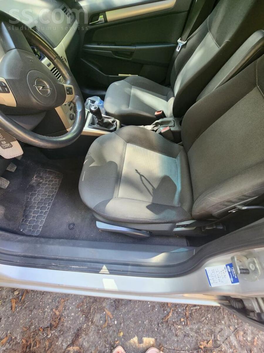 Grey Opel Astra 2007 in Riga, with an engine capacity of 1.70 L and mileage of 310 thousand km for 1600 €, photo 11 on AUTOMOTO.COM.LV