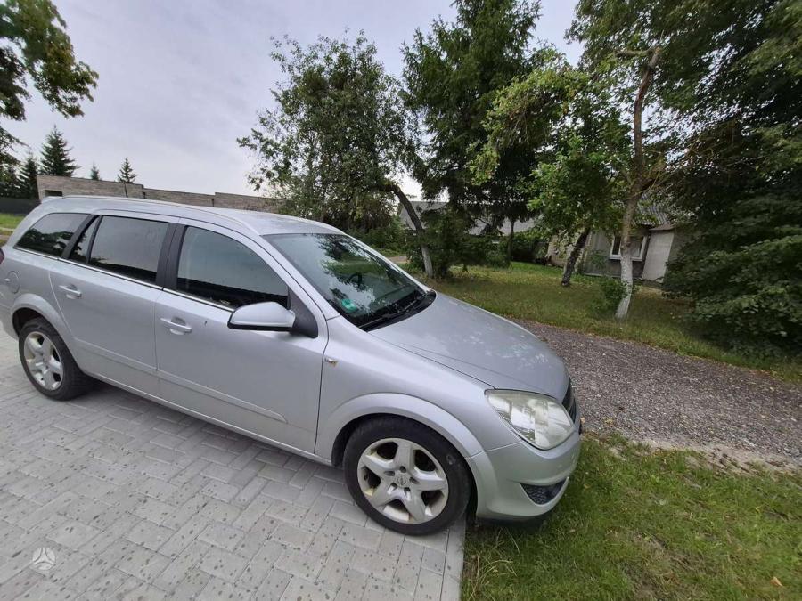 Grey Opel Astra 2007 in Panevezys, with an engine capacity of 1.91 L and mileage of 269 thousand km for 1250 €, photo 4 on AUTOMOTO.COM.LV