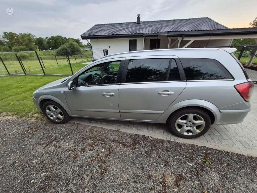 Grey Opel Astra 2007 in Panevezys, with an engine capacity of 1.91 L and mileage of 269 thousand km for 1250 €, photo 6 on AUTOMOTO.COM.LV