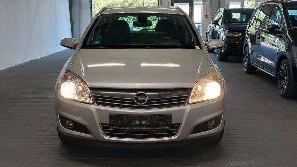 Grey Opel Astra 2007 in Limbazi, with an engine capacity of 1.60 L and mileage of 234 thousand km for 3150 €, photo 2 on AUTOMOTO.COM.LV