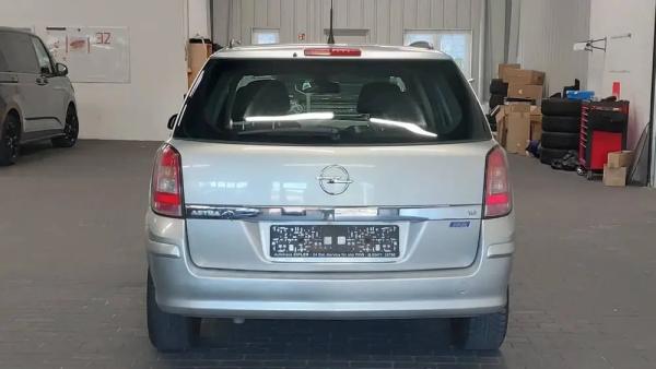 Grey Opel Astra 2007 in Limbazi, with an engine capacity of 1.60 L and mileage of 234 thousand km for 3150 €, photo 5 on AUTOMOTO.COM.LV