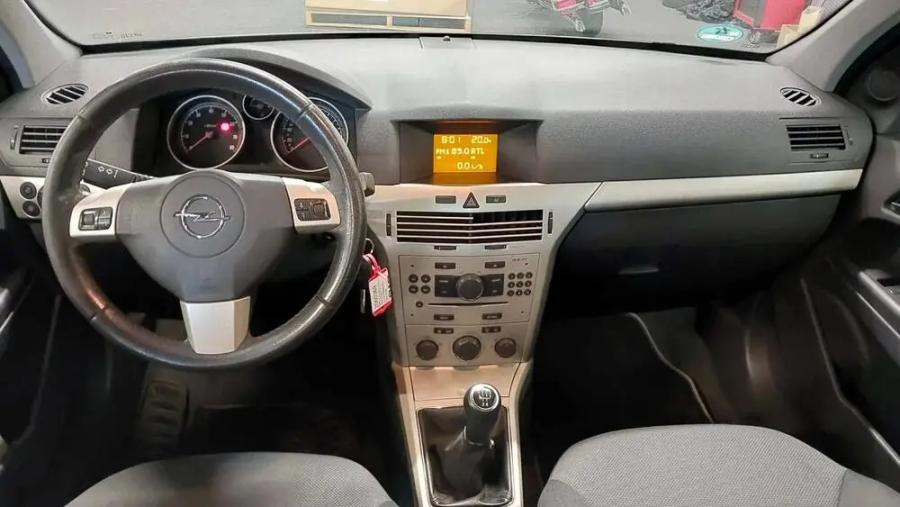 Grey Opel Astra 2007 in Limbazi, with an engine capacity of 1.60 L and mileage of 234 thousand km for 3150 €, photo 8 on AUTOMOTO.COM.LV