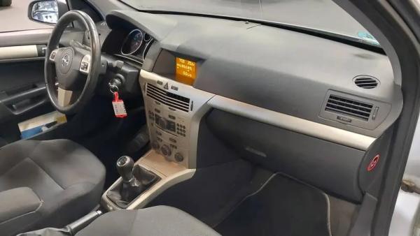 Grey Opel Astra 2007 in Limbazi, with an engine capacity of 1.60 L and mileage of 234 thousand km for 3150 €, photo 8 on AUTOMOTO.COM.LV