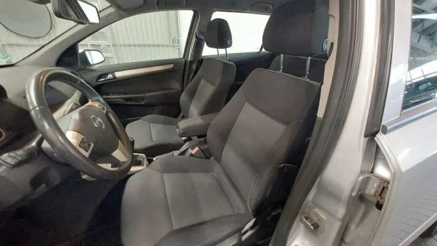 Grey Opel Astra 2007 in Limbazi, with an engine capacity of 1.60 L and mileage of 234 thousand km for 3150 €, photo 10 on AUTOMOTO.COM.LV