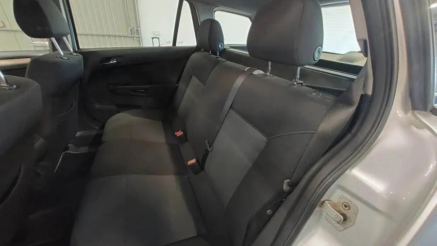 Grey Opel Astra 2007 in Limbazi, with an engine capacity of 1.60 L and mileage of 234 thousand km for 3150 €, photo 11 on AUTOMOTO.COM.LV