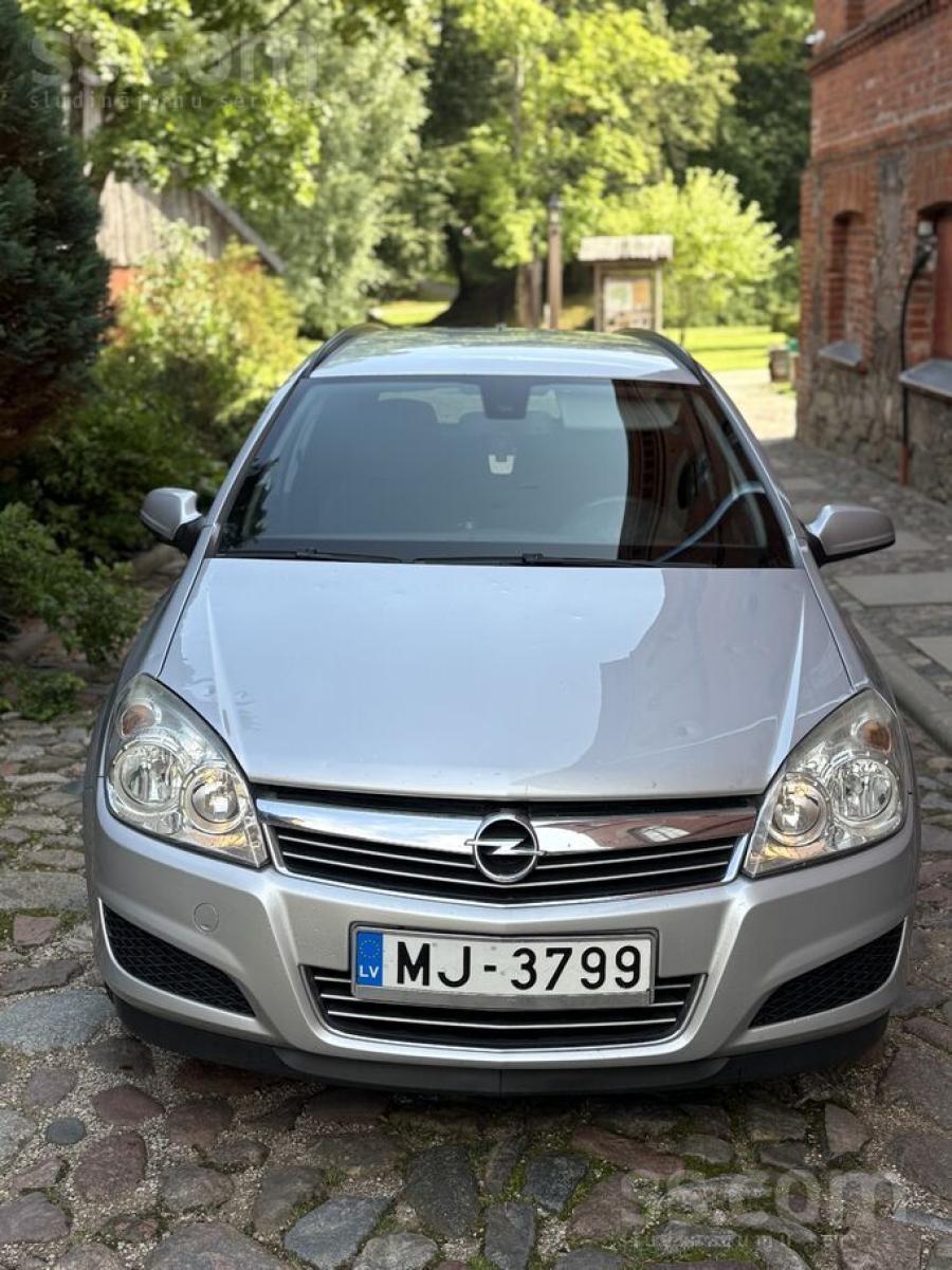 Grey Opel Astra 2007 in Saldus, with an engine capacity of 1.90 L and mileage of 258 thousand km for 2500 €, photo 4 on AUTOMOTO.COM.LV