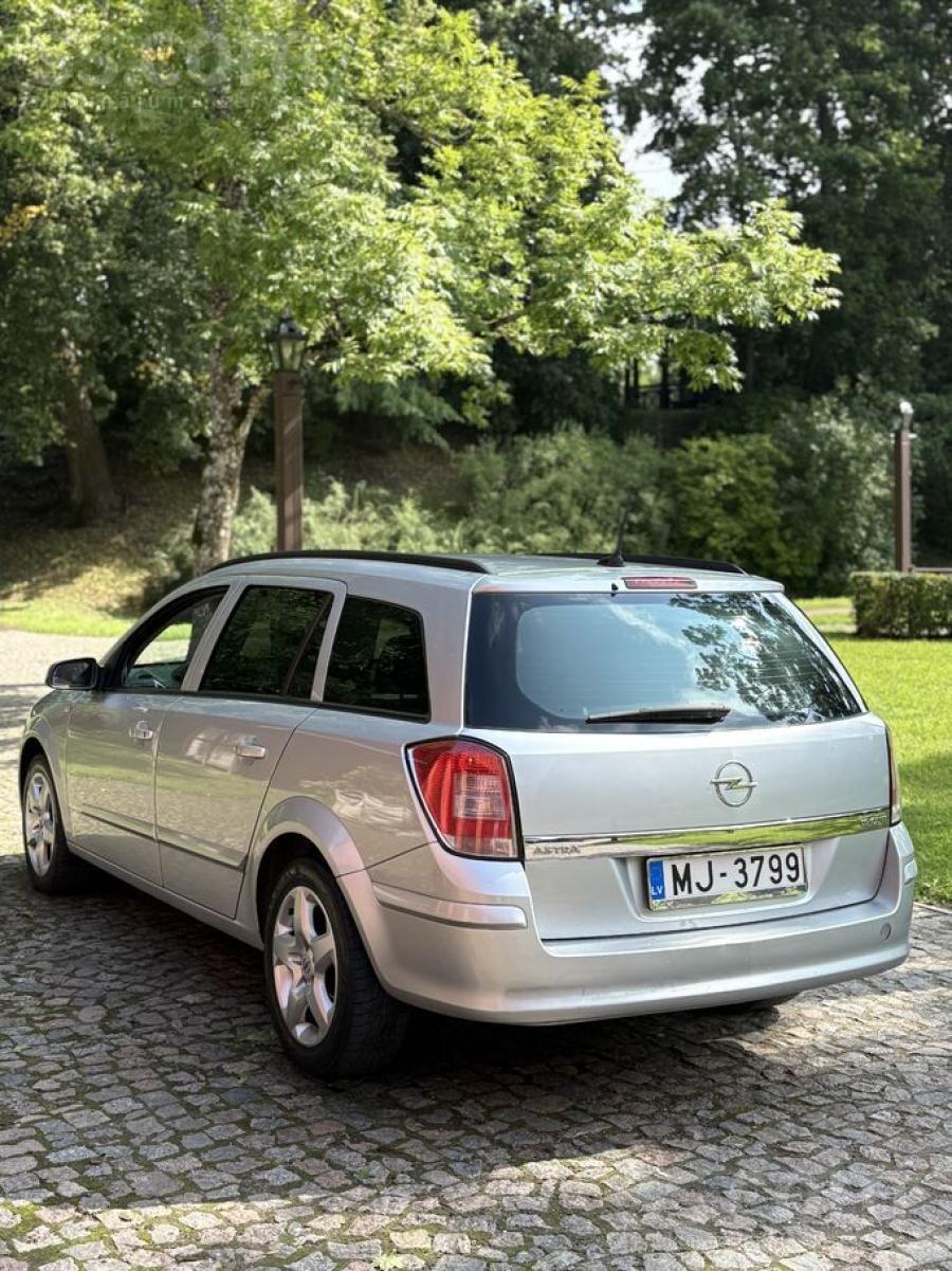 Grey Opel Astra 2007 in Saldus, with an engine capacity of 1.90 L and mileage of 258 thousand km for 2500 €, photo 6 on AUTOMOTO.COM.LV