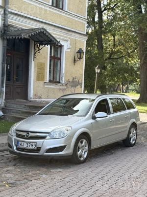 Grey Opel Astra 2007 in Kuldiga, with an engine capacity of 1.90 L and mileage of 318 thousand km for 2600 €, photo 3 on AUTOMOTO.COM.LV