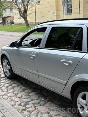 Grey Opel Astra 2007 in Kuldiga, with an engine capacity of 1.90 L and mileage of 318 thousand km for 2600 €, photo 6 on AUTOMOTO.COM.LV