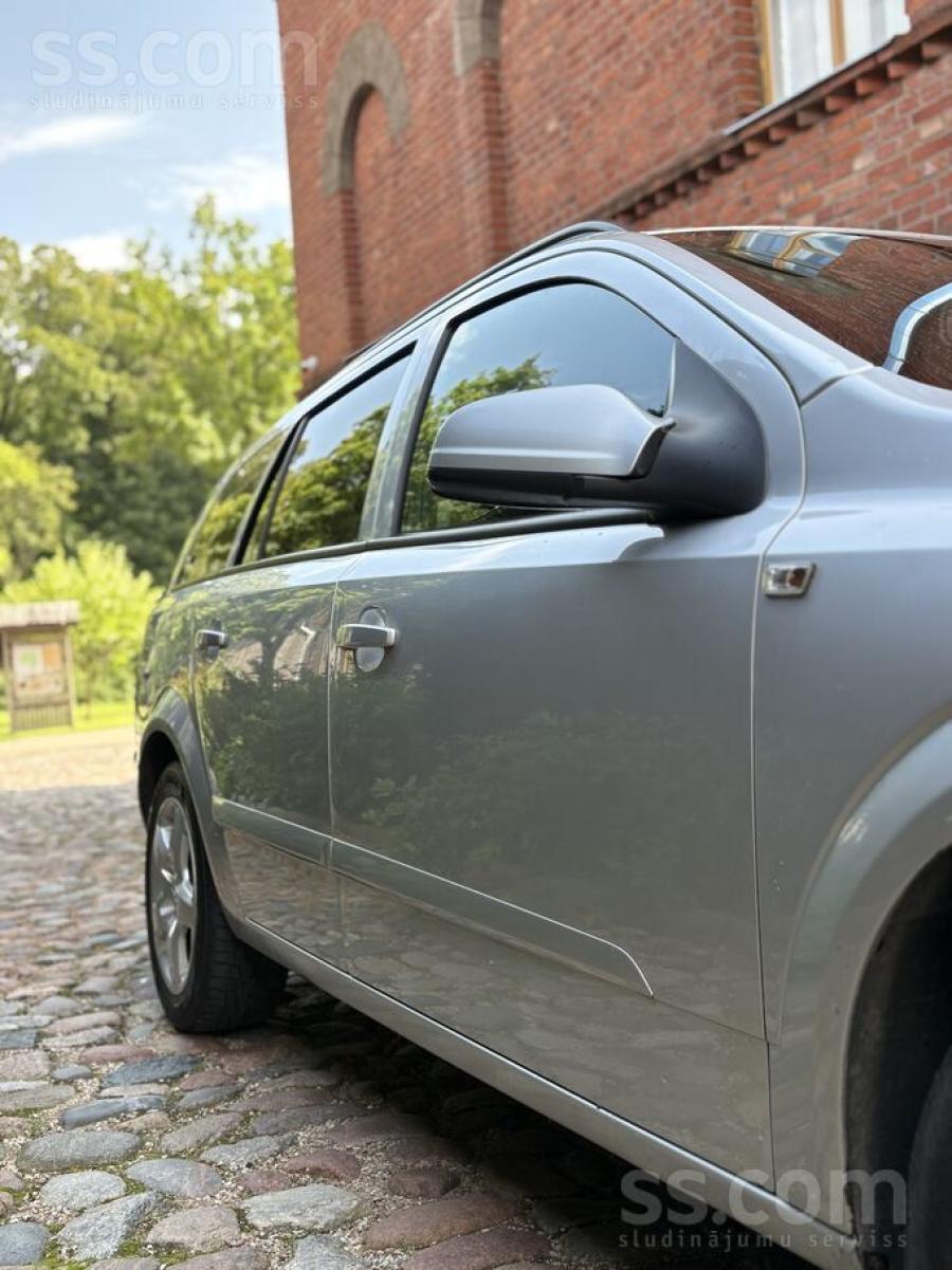 Grey Opel Astra 2007 in Kuldiga, with an engine capacity of 1.90 L and mileage of 318 thousand km for 2600 €, photo 8 on AUTOMOTO.COM.LV