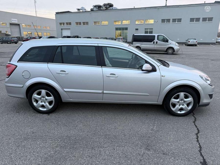 Pelēks Opel Astra 2008 Marijampole, ar dzinēja tilpumu 1.91 L un nobraukumu 215 tūkst. km par 1999 €, foto 4 vietnē AUTOMOTO.COM.LV