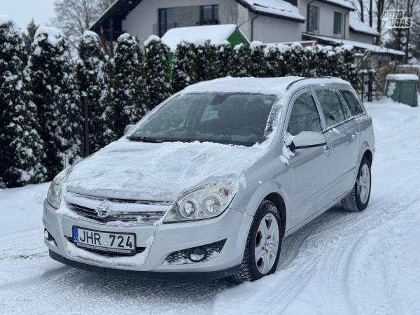 Grey Opel Astra 2008 in Vilnius, with an engine capacity of 1.70 L and mileage of 330 thousand km for 1650 €, photo 1 on AUTOMOTO.COM.LV