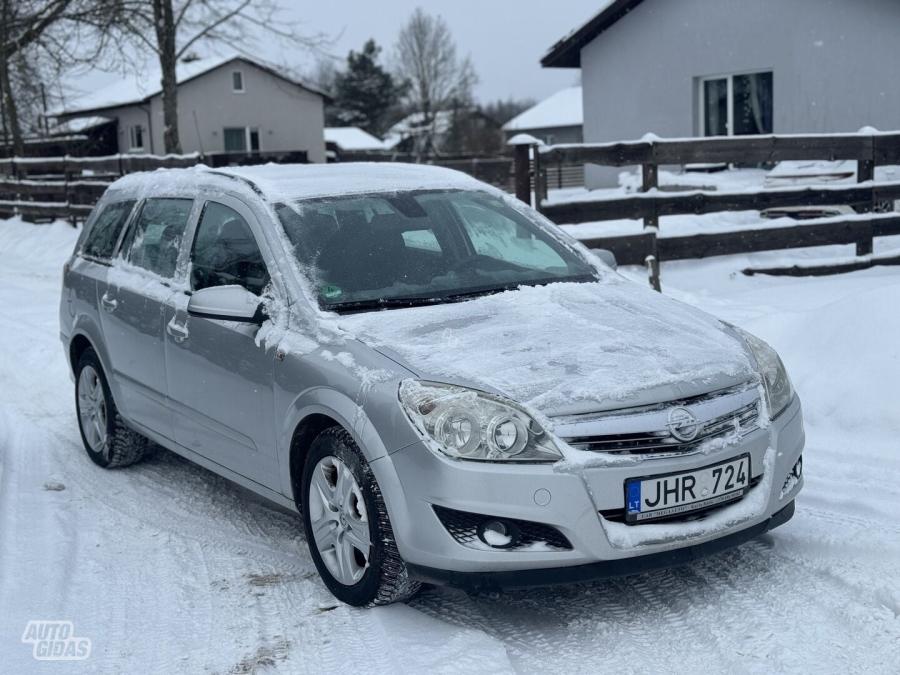 Grey Opel Astra 2008 in Vilnius, with an engine capacity of 1.70 L and mileage of 330 thousand km for 1650 €, photo 2 on AUTOMOTO.COM.LV