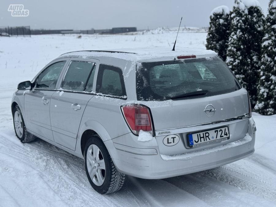 Grey Opel Astra 2008 in Vilnius, with an engine capacity of 1.70 L and mileage of 330 thousand km for 1650 €, photo 4 on AUTOMOTO.COM.LV